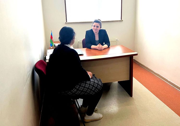 Ombudsman Günay Rzayeva internat məktəbindəki uşaqlara baş çəkib ...